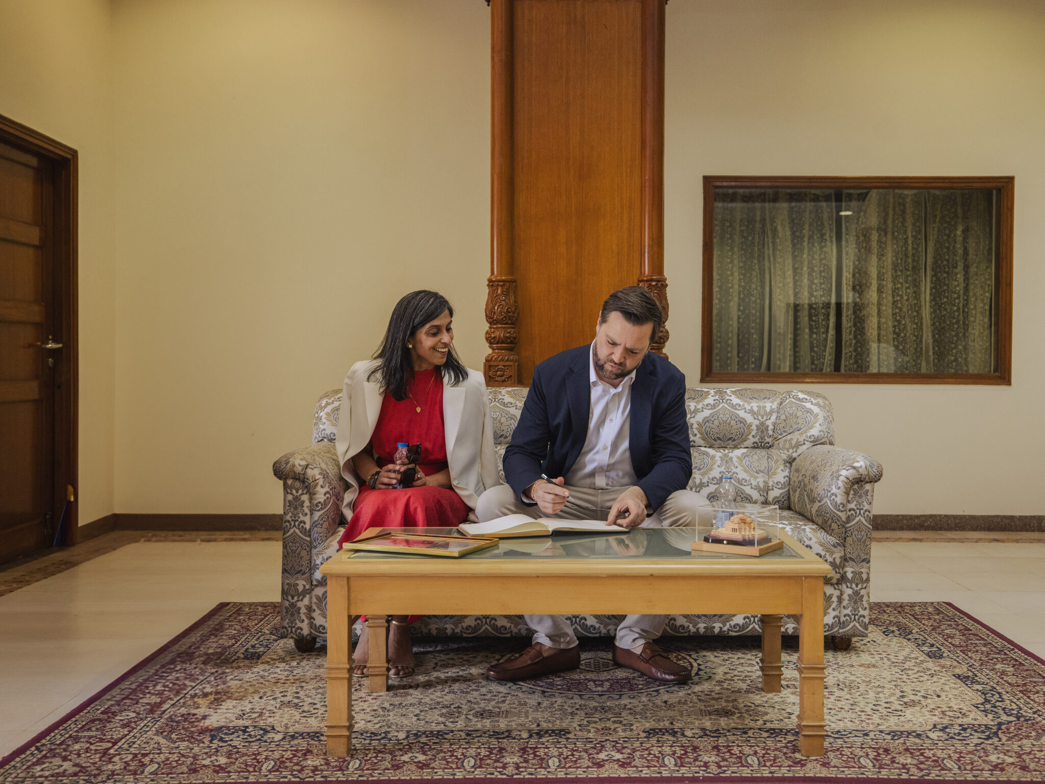 US Vice-President JD Vance Visits Delhi's Akshardham Mandir - Hind First